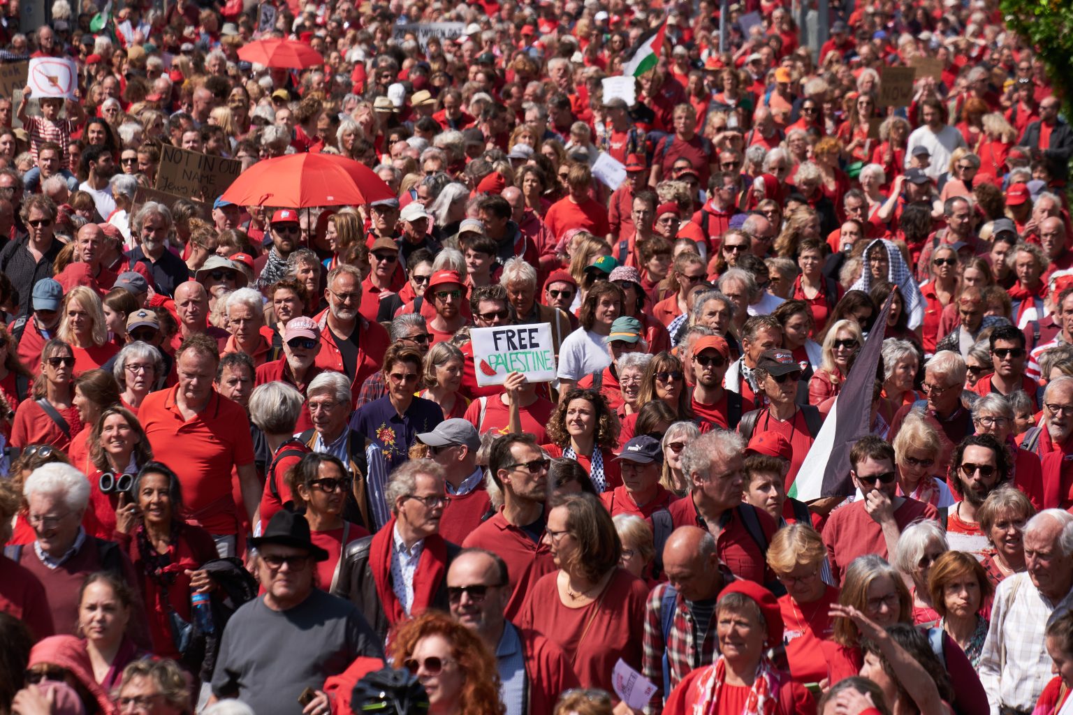 Ruim 100.000 mensen die een rode lijn trokken voor Gaza bedankt!